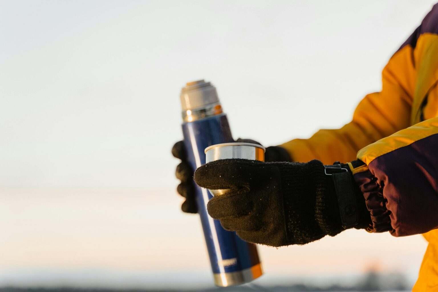 Hydration in the Freeze: The Arctic Vacuum Flask Guide - XYZTravels
